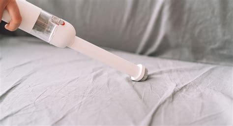 청소 아줌마는 수동 진공 청소기로 먼지로부터 침대를 진공 청소기로 청소합니다 가사 집안일에 대한 스톡 사진 및 기타 이미지 가사 집안일 가정 생활 가정의 방 Istock