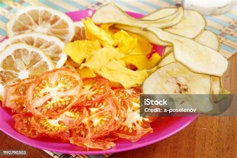 많은 다양한 과일과 야채 칩은 접시에 놓여있습니다 건강하고 맛있는 채식 음식 0명에 대한 스톡 사진 및 기타 이미지 0명