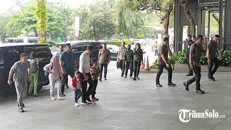 Potret Jokowi Dan Cucunya Nge Mall Di Solo Jateng Suami Iriana Jajal