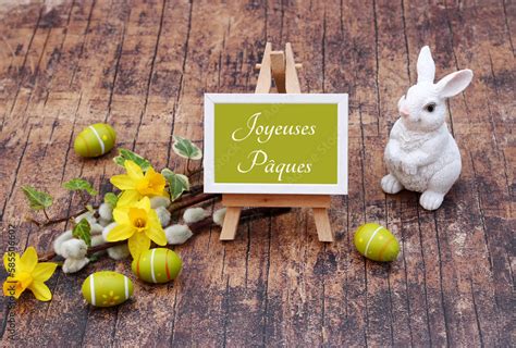 Carte de Pâques Joyeuses Pâques Jonquilles et branches avec des lapins