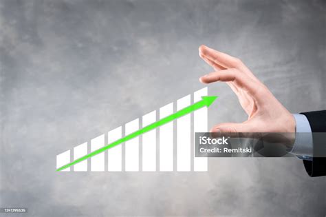 그래프 성장을 유지하고 자신의 사업에서 차트 긍정적 인 지표의 증가를 보유하고 사업가 투자 업 컨셉판매 데이터 및 경제 전략 및 계획 디지털 마케팅 및 주식 분석 가격에