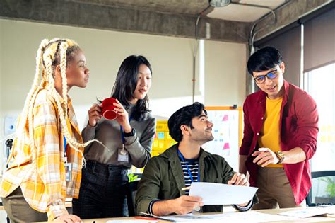 공동 작업 공간에서 동료 Breif 및 색상 코드와 테이블에 모바일 앱 인터페이스 워크플로우 디자인에 대한 Ux 개발자와 Ui 디자이너의 만남 크리에이티브 디지털 개발