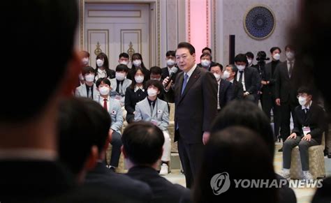 미래 과학자 격려하는 윤석열 대통령 연합뉴스