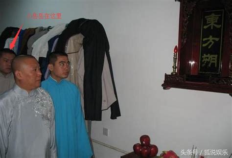 偷拍德雲社後台，郭德綱坐桌子上，于謙抽煙的樣子比馮小剛還老炮 每日頭條