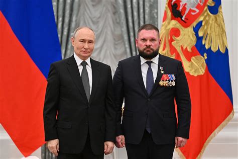 Путин вручил военкору Евгению Поддубному медаль Героя России