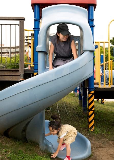 Madre Soltera Jugando Con Su Hija En Un Parque Foto Gratis