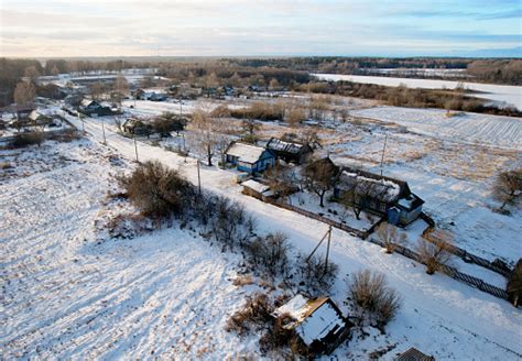 겨울 철에 마을의 나무 집 눈 속에서 시골에 있는 시골 집 시골의 교외 집 0명에 대한 스톡 사진 및 기타 이미지 0명 1