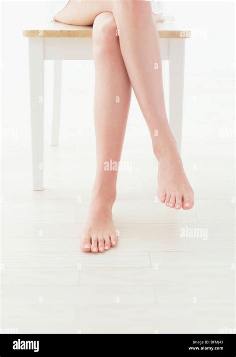 Jambes Croisées Au Genou Banque Dimage Et Photos Alamy