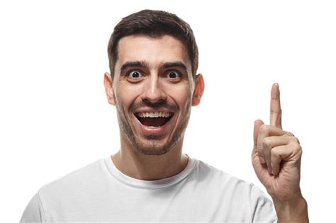 나는 좋은 생각을가지고 잘생긴 남자 손가락 위쪽으로 지적 유지 흰색 배경에 고립 검지 손가락으로 제스처를 만드는 그의 머리 위에