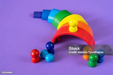 여러 가지 색상의 추상적 인 무지개 배경 보라색 종이에 나무 어린이 장난감 교육 장난감 블록 무지개 유치원 유치원 또는 보육원을위한 장난감 텍스트 공간을 복사합니다 위쪽