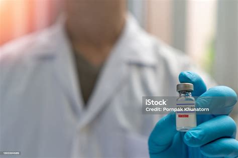 Covid19 백신 개념 새로운 코로나바이러스 질환에 대한 병원 실험실에서 주사기와 예방 접종 병과 의료 장갑에 의사의 손 45