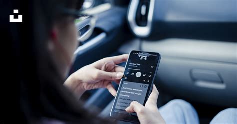 휴대폰을 들고 차에 앉아 있는 여자 사진 Unsplash의 무료 여성 이미지