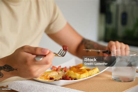 초리조와 계란 후라이를 곁들인 라핑가초를 먹는 라틴 남자의 클로즈업 20 29세에 대한 스톡 사진 및 기타 이미지 20 29세 거실 남자 Istock