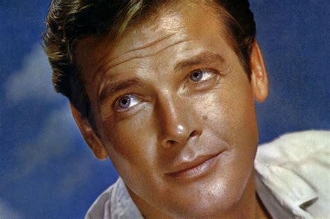 Roger Moore alias agent Všechny ženy jeho života ho ponižovaly a bily Dotyk cz