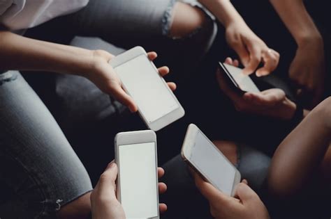 Adolescents Utilisant Des Téléphones Portables Photo Gratuite