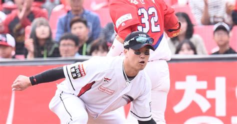 Md포토 김민식 번트로 만든 내야 안타