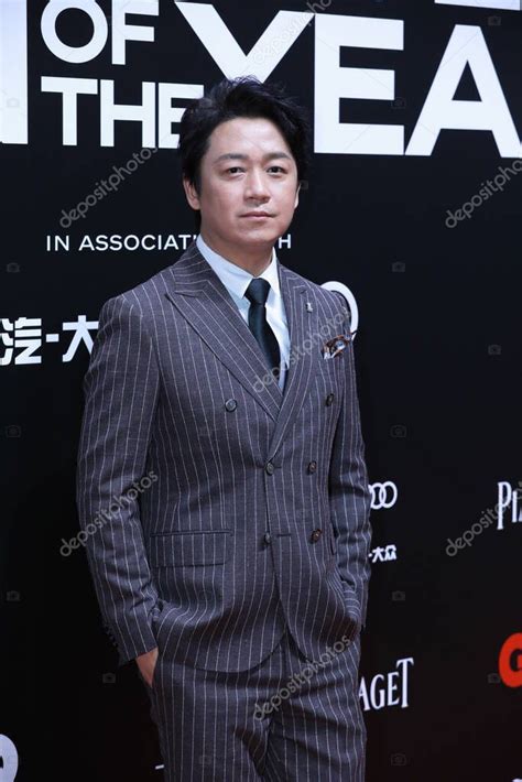 El Actor Chino Pan Yueming Aparece En Traje Gris En La Alfombra Roja
