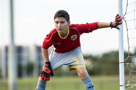 The Soccer Goalkeeper Guide On Communication And Positioning Pro Tips