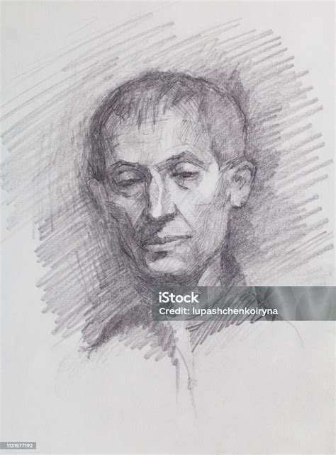 세련 된 그림 현대 예술 작품 내 원래 연필 그림 종이 수직 초상화 인상파의 얼굴 노인 사려깊은 피곤한 남자 그리기에 대한 스톡