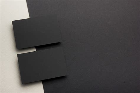 검은 나무 배경에 명함 비어 있습니다 기업 문구류 브랜딩 모의 크리에이티브 디자이너 데스크 플랫 레이 텍스트 공간 복사 0명에