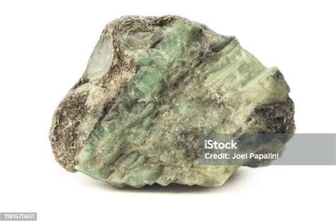 콜롬비아에서 온 에메랄드 미네랄의 천연 바위는 순수한 흰색 배경에 고립되어 있습니다 0명에 대한 스톡 사진 및 기타 이미지 0명 거친 과학 Istock