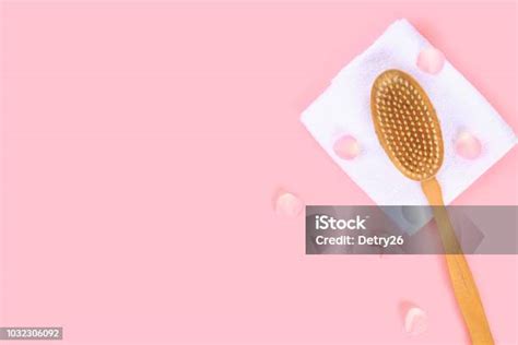 파스텔 핑크 배경에 욕실 액세서리입니다 보기 상위 공간을 복사 합니다 솔 수 세미 수건 로션 크림 펜스 0명에 대한 스톡 사진 및 기타 이미지 Istock