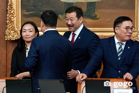 ФОТО Ерөнхий сайдад итгэл үзүүлэх тогтоолын төслийг УИХ аар хэлэлцэхийг дэмжлээ