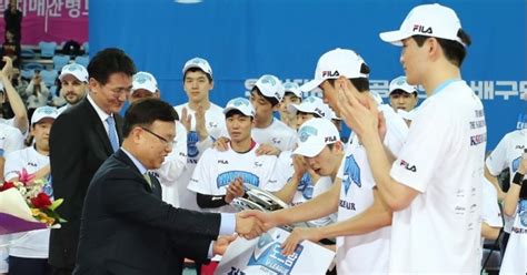 V리그 정규리그 우승 대한항공 시상하는 조원태총재와 김윤휴사무총장