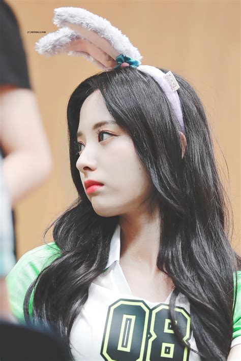 더쿠 개인적으로 옆태가 예술이라고 생각하는 중소기획사 걸그룹 멤버 4명