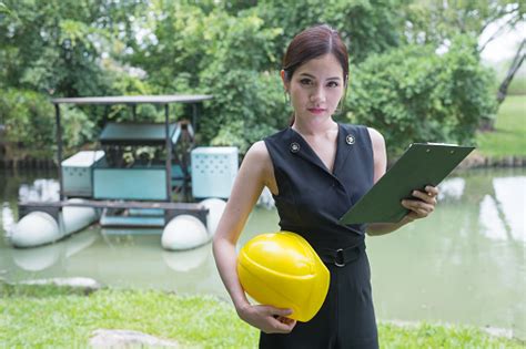 서 및 직장 건설 완료 후 그녀의 미소에서 헬멧을 손에 들고 여자를 아름 다운 엔지니어 건설 산업에 대한 스톡 사진 및 기타 이미지 건설 산업 계획 공원 Istock