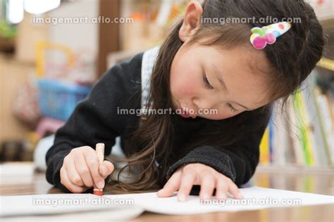 お絵描きをする少女の写真素材 198911073 イメージマート