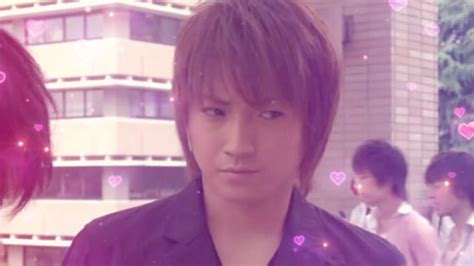 拿到这本由死神琉克 Ryuuku 所掉落的死亡笔记的人是日本高中生——夜神月 哔哩哔哩