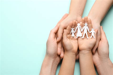밝은 파란색 배경에 가족의 종이 컷 아웃을 들고 부모와 자녀 상단보기 텍스트를 위한 공간 가정위탁에 대한 스톡 사진 및 기타