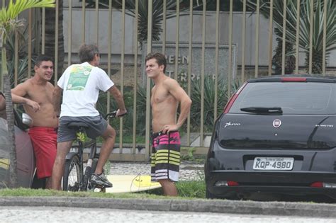 EGO Klebber Toledo exibe corpo sarado em praia carioca notícias de Praia