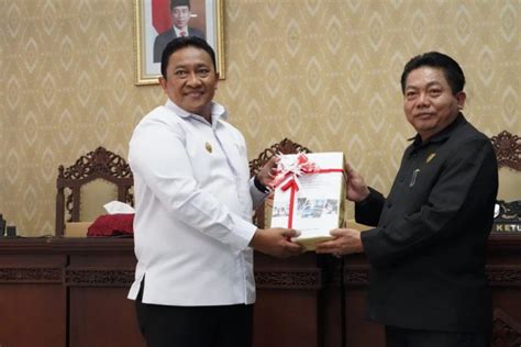 Wagub Serahkan Naskah Rancangan APBD 2024 Kepada Pimpinan DPRD