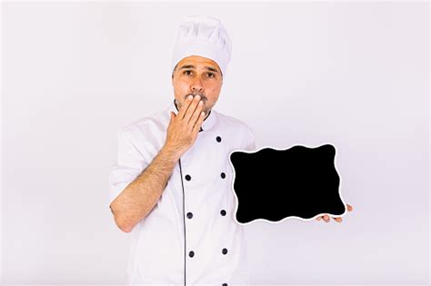 요리 재킷과 모자를 쓰고 칠판을 들고 흰색 배경에 요리사 요리사 개념에 대한 스톡 사진 및 기타 이미지 개념 건강한 생활
