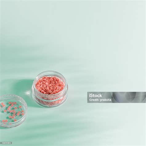 손톱 장식을 위한 요소 유리 상자에 작은 분홍색 별 승진을 위한 청록색 배경에 항아리에 네일 아트를 위한 별 최소한의 미적 이미지 창의적인 아름다움 개념 야자수 잎 그림자