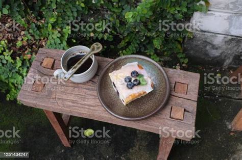 나무 테이블에 케이크 조각과 커피 개념 휴식 시간 복사 공간 텍스트에 대 한 배치 0명에 대한 스톡 사진 및 기타 이미지 0