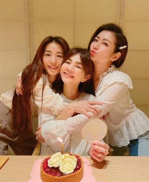 She妇女节惊喜合体亲密无间 贴脸互动感情超好 搜狐大视野 搜狐新闻