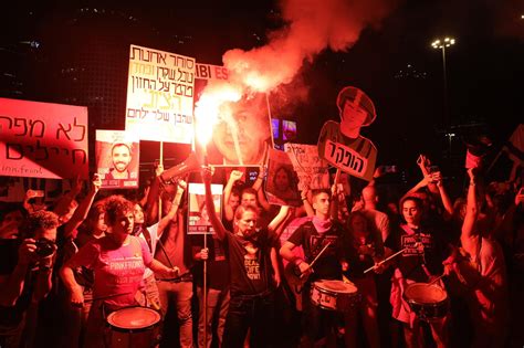 Israele La Piazza Chiede Le Elezioni Netanyahu Scioglie Il Gabinetto