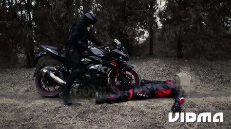 Un Motorcyclist E Se Bagaa Pe Pula Cu Rota Lui Moisa Robert Dupaia E Face Laba Lui Robert Moisa