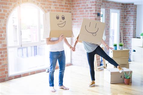 새 집으로 이동 머리 위에 재미있는 얼굴골판지 상자를 입고 중년 부부 2명에 대한 스톡 사진 및 기타 이미지 2명 가정 생활 개념 Istock