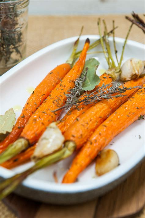Carottes Fanes Rôties Au Thym Et Laurier