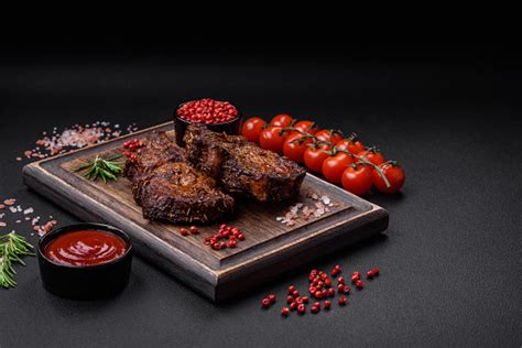 향신료와 로즈마리로 구운 뼈에 맛있는 쇠고기 또는 돼지 고기 스테이크 갈비 스테이크에 대한 스톡 사진 및 기타 이미지 갈비 스테이크 갈비 음식 검은색 Istock