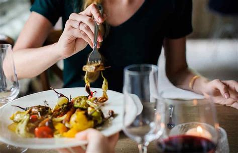 La cena Horarios de la cena y qué se toma para cenar