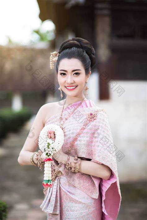 穿着泰国传统服装的美丽的泰国女孩图片 包图网企业站