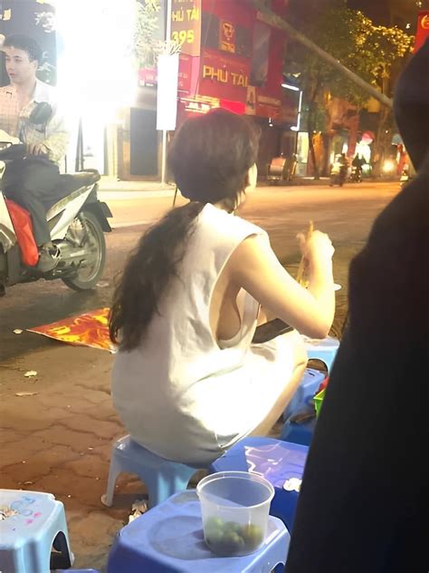 粉红佳人 她低調返台！資深玉女不顧形象「大啖甜不辣、蚵仔煎」凍齡美貌曝光！網喊：誰會信她55歲了