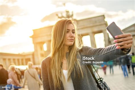 아름 다운 젊은 여자 일몰에 베를린에서 브란덴부르크 토르 앞 Selfie 사진 복용 거리에 대한 스톡 사진 및 기타 이미지