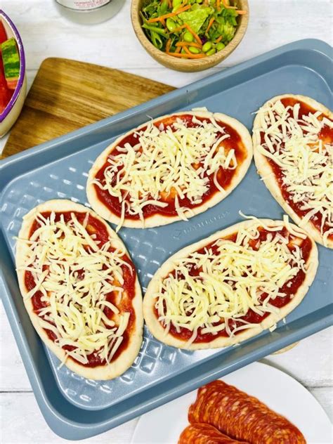Pitta Pizza Quick And Easy Pizza Recipe Daisies And Pie