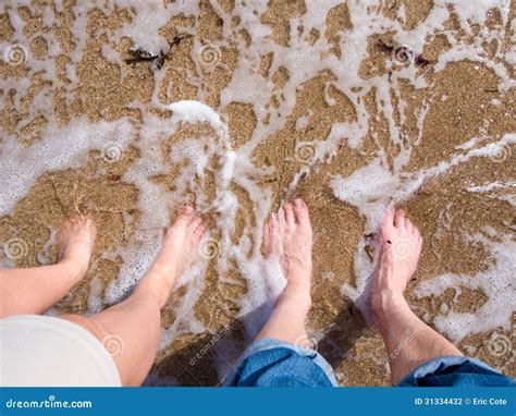Ноги в песке и воде стоковое фото изображение насчитывающей кавказско